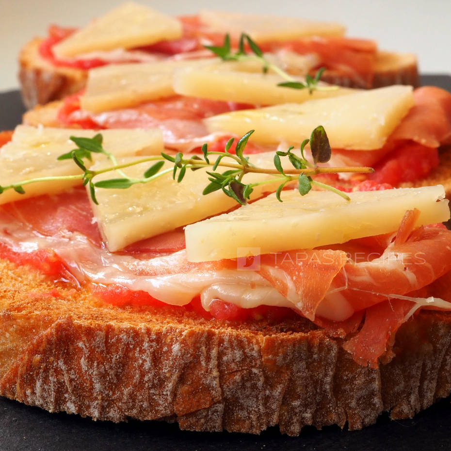 Tostada catalana de jamón y queso